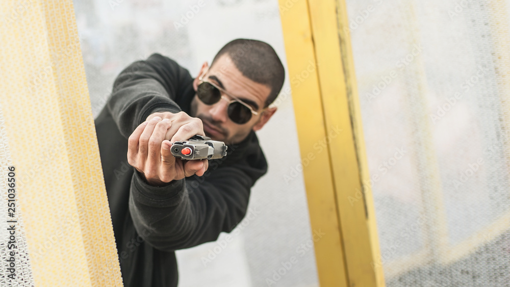 Combat gun tactical shooting behind and around cover or barricade Stock ...