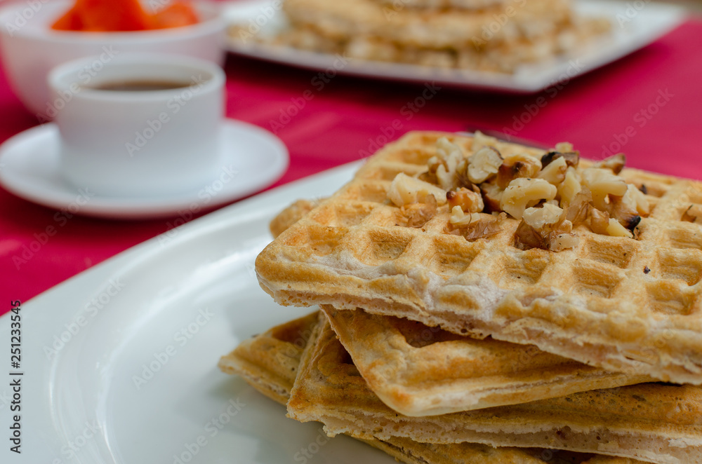 Desayuno saludable - waffles de harina del negrito, servidos con nueces ...