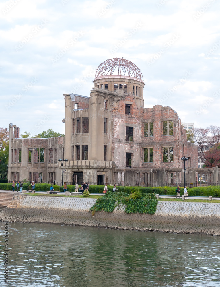 Foto Landscape of the A-Bomb Dome, also known as the Hiroshima Peace Memorial, which is what ...