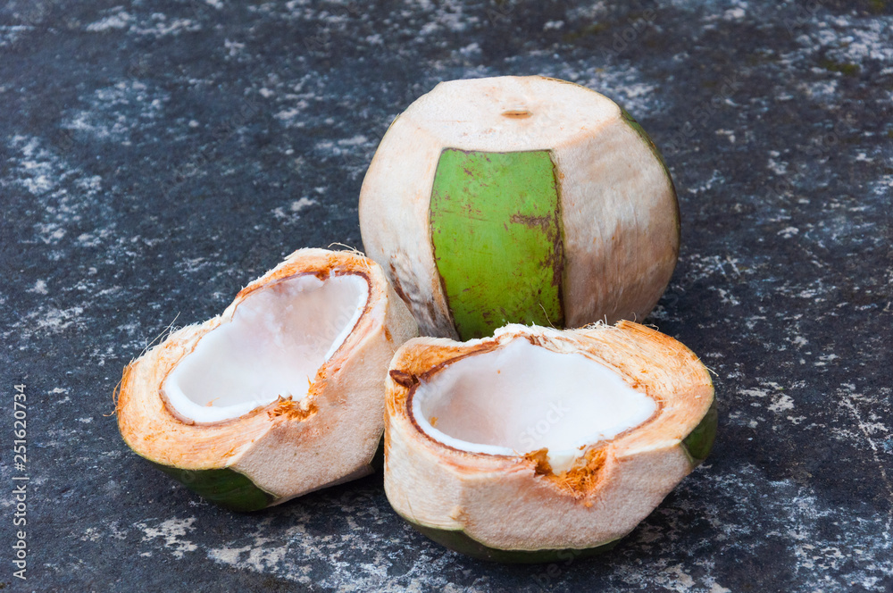 Un coco entero peado y uno partido por la mitad donde se puede ver su ...