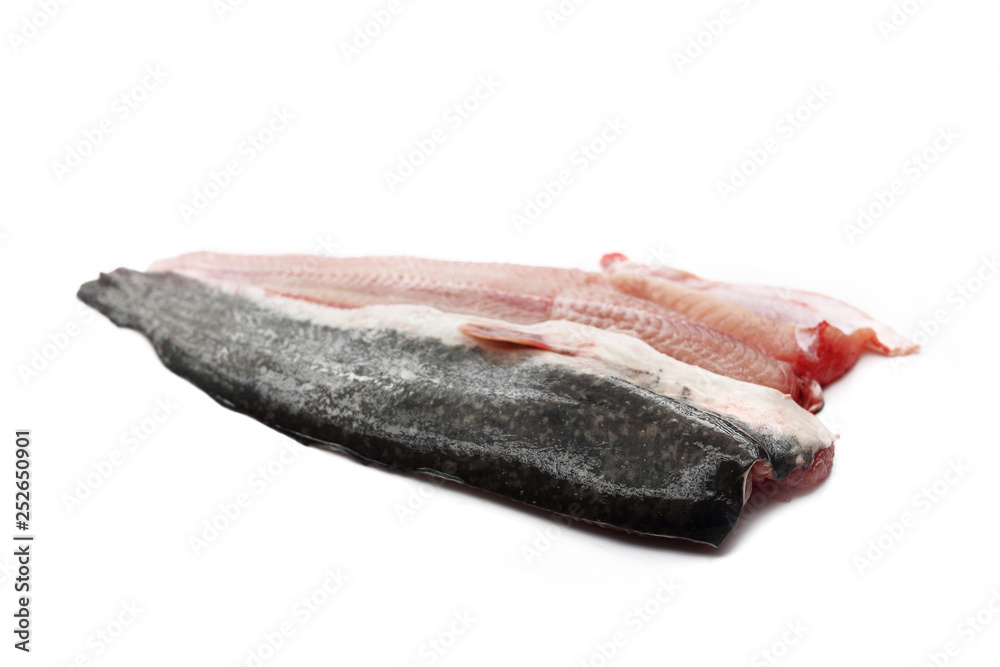 Sum afrykański, świeże mięso ryby na białym tle. Filet z suma na białym ...