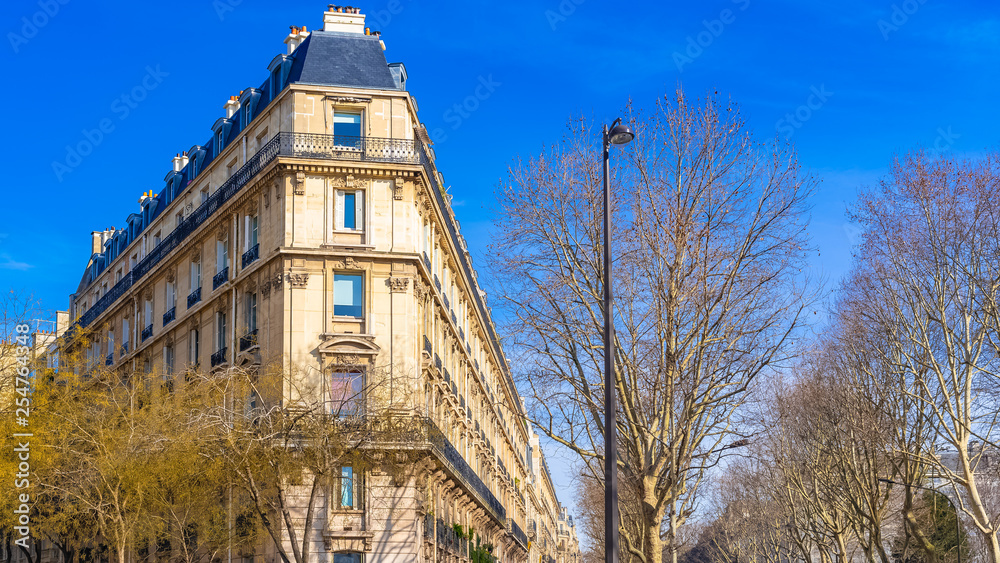 Paris, beautiful building, typical facade boulevard Pereire, in a chic ...