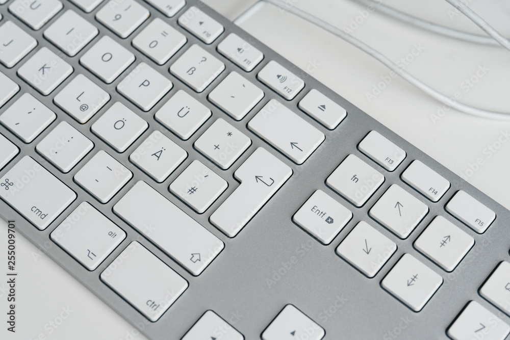Foto stock di Silver computer keyboard with German letters, umlaut ...