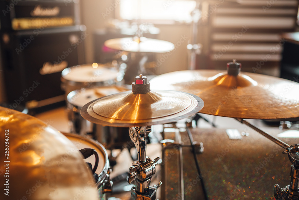 Drummer recording drum sounds, Sound recording studio. の Stock フォト ...