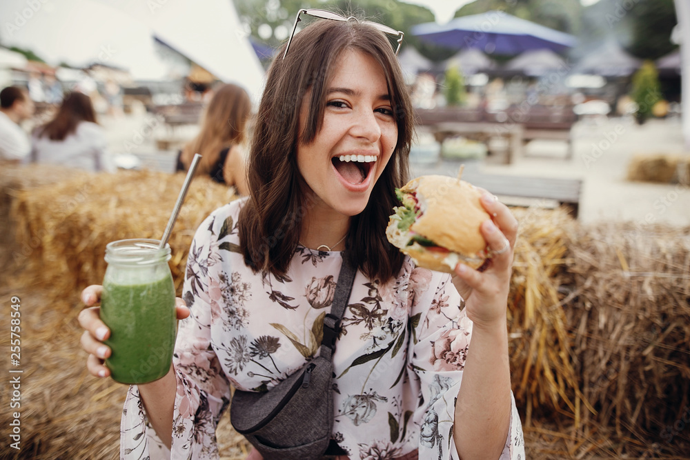 Photo Stock Stylish hipster girl in sunglasses holding delicious vegan ...