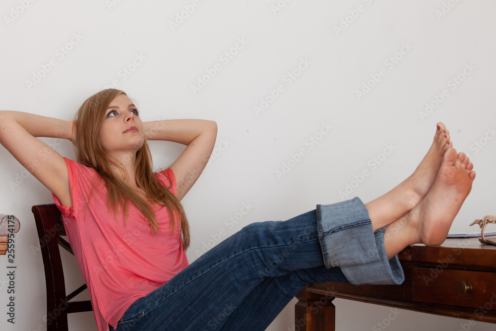 Foto de Stock attractive young woman relaxing at home with her bare ...