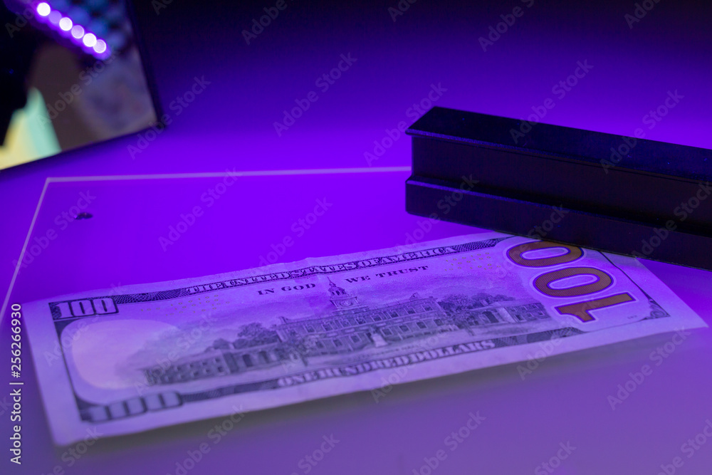 Verifying the authenticity of the hundred dollar bill in ultraviolet ...