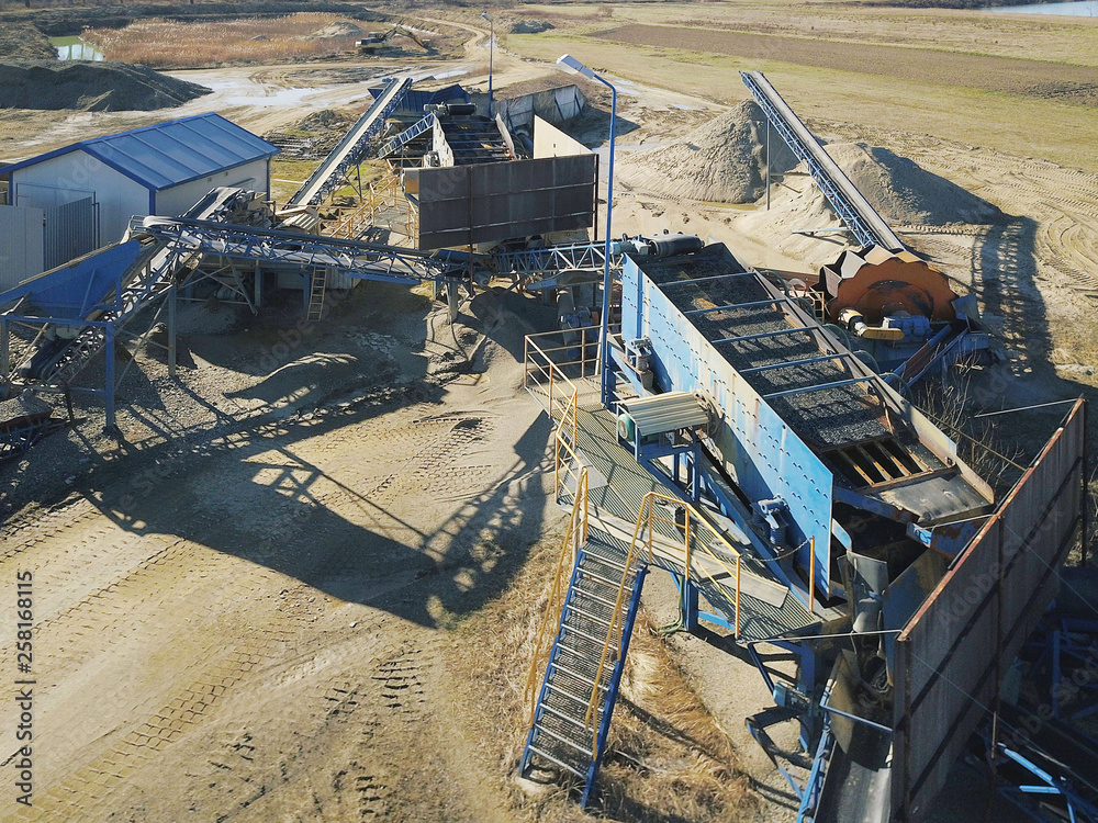 Elements of equipment for the extraction and sorting of rubble ...