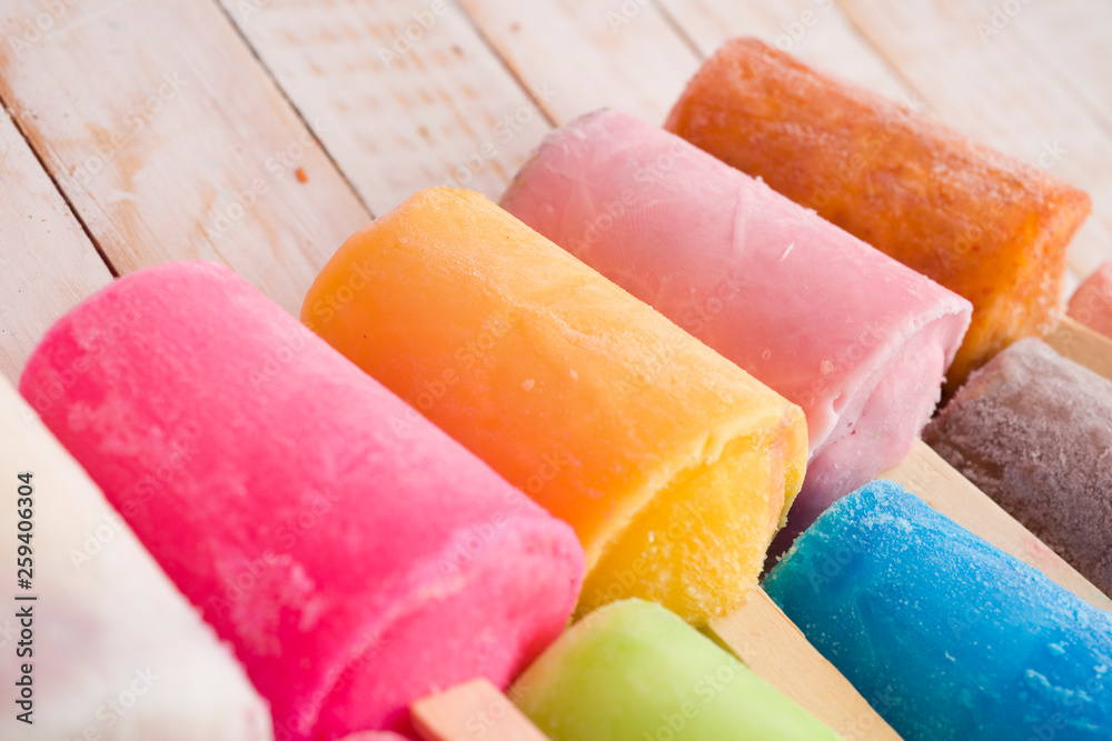 Foto de Stock paletas de hielo de colores y sabores diferentes | Adobe ...