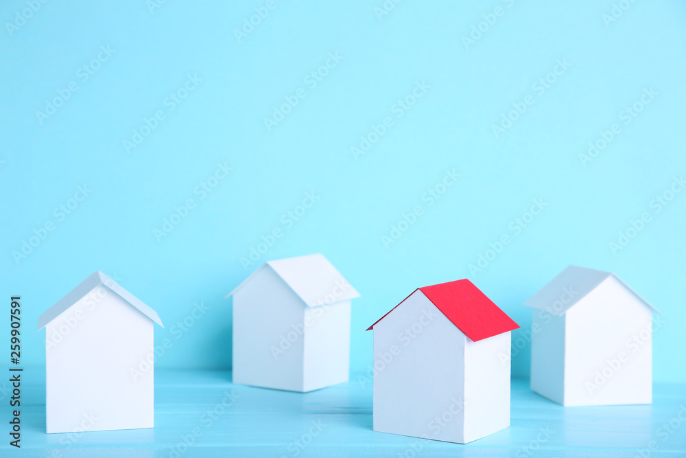 Paper town. Papercraft house and papercraft building. 素材庫相片 | Adobe Stock