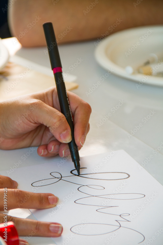 Mano escribiendo palabras en español caligrafía hermosa tinta negra con ...