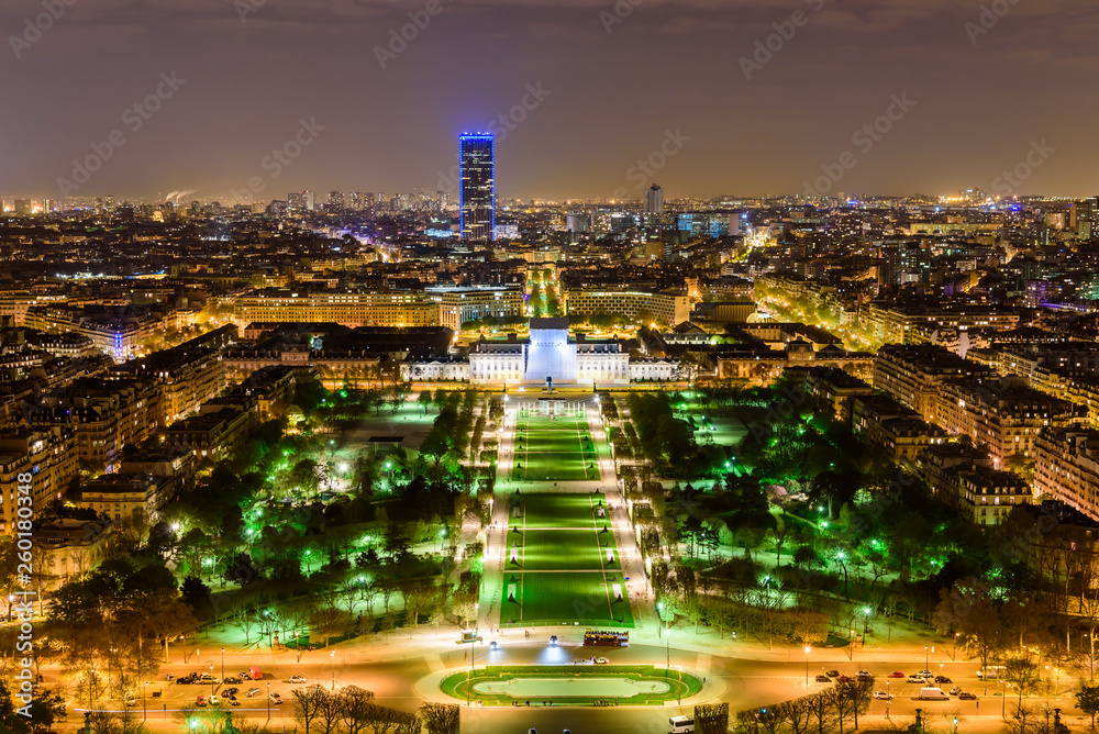 Parque central y edificios modernos al fondo en Ciudad de Paris ...