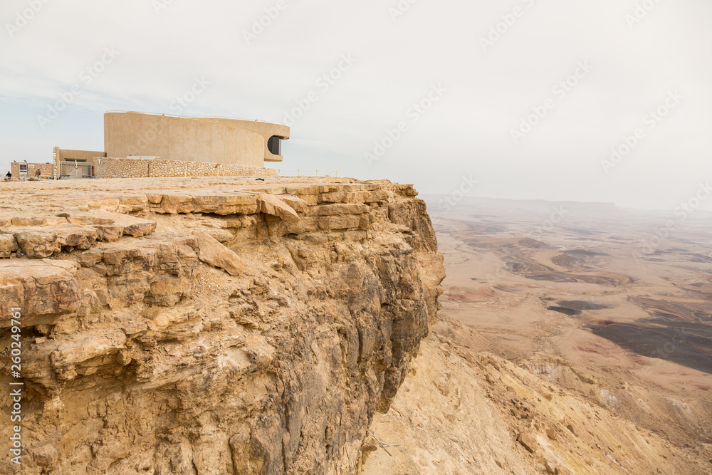 Observation terraсe at the crater Ramon at Negev desert, Israel 스톡 사진 ...