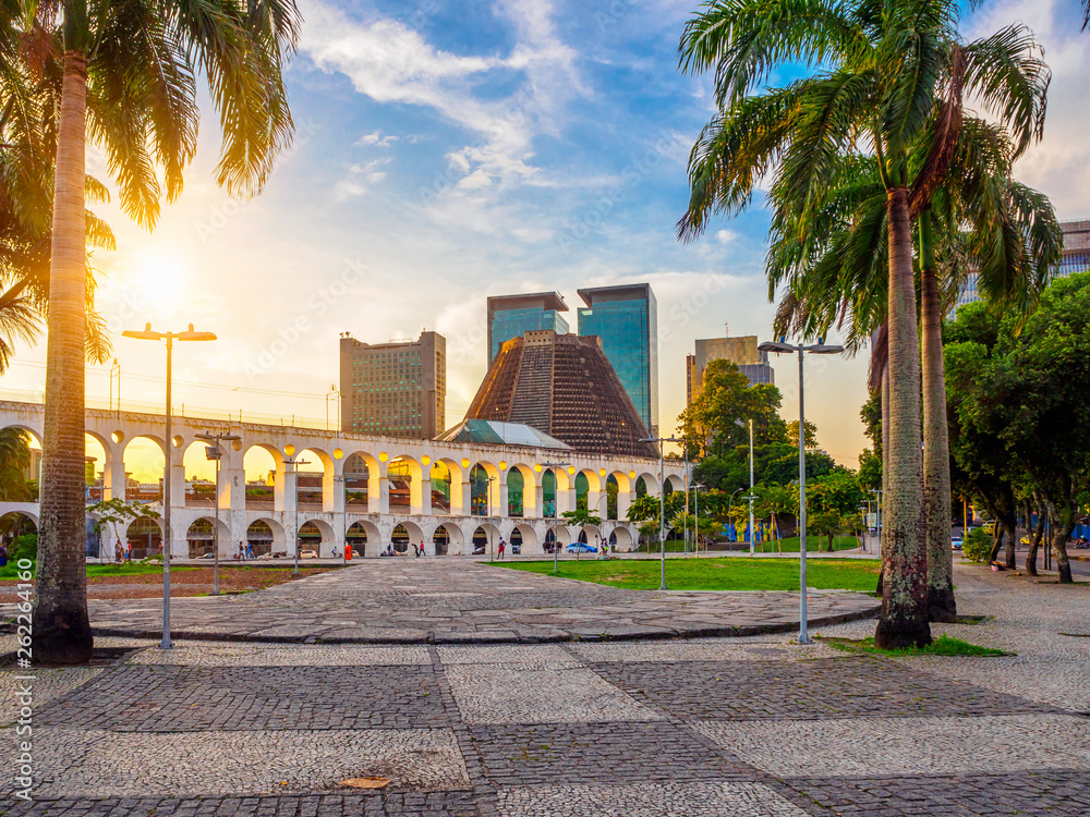 Stock-Foto „Arcos da Lapa (Lapa Arch) and Metropolitan Cathedral in Rio ...