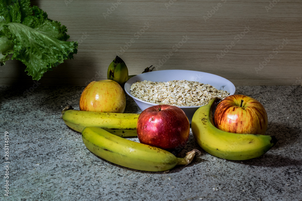 Bodegon de un saludable tazón de avena y frutas Stock Photo | Adobe Stock