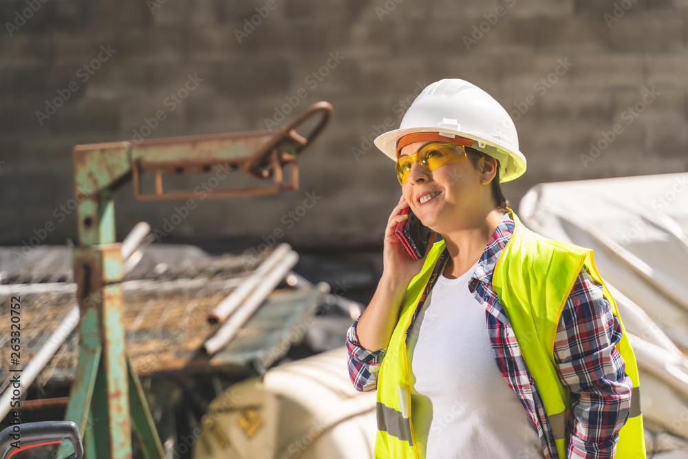 Mujer capaz de obra en poses típicas del trabajo Stock Photo | Adobe Stock