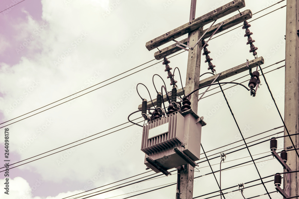 Distribution high voltage transformer for power transmission to ...