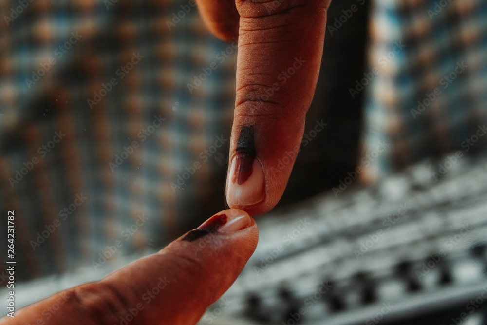 Foto de Stock Reflection of the finger of an Indian man who voted for ...