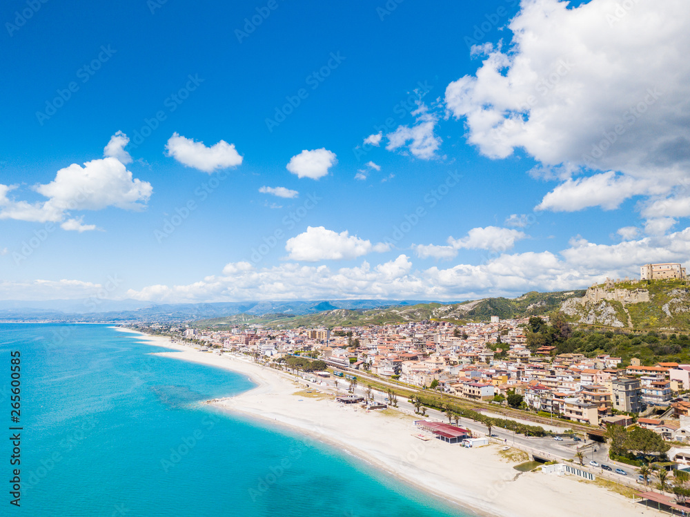 Città di Roccella Ionica in Calabria. Vista aerea del mare Mediterraneo ...