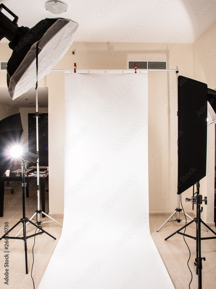 Home studio lighting setup for full body portrait photography (Behind ...