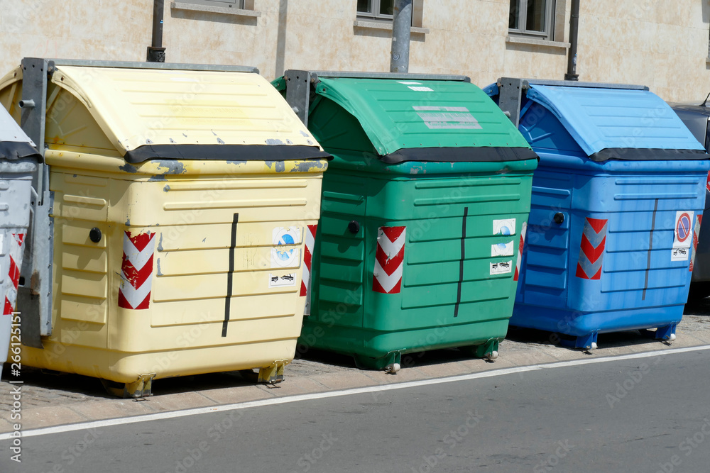 Bunte Wertstofftonnen, Abfalltonnen, Mülltonnen Stock Photo | Adobe Stock