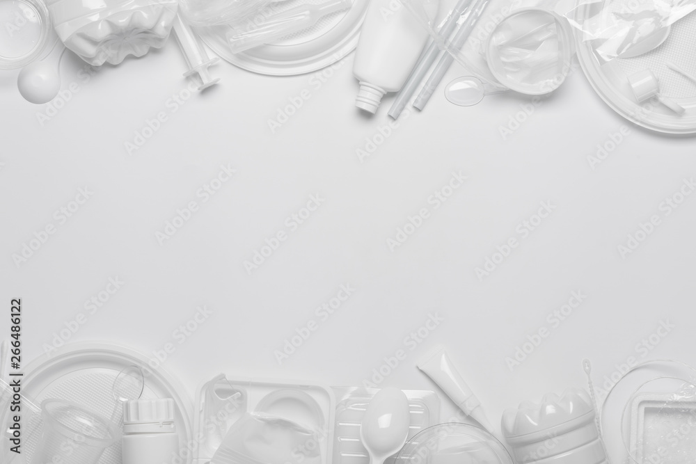 Foto de Stock Single-use plastic objects, ecological pollution. Plastic ...