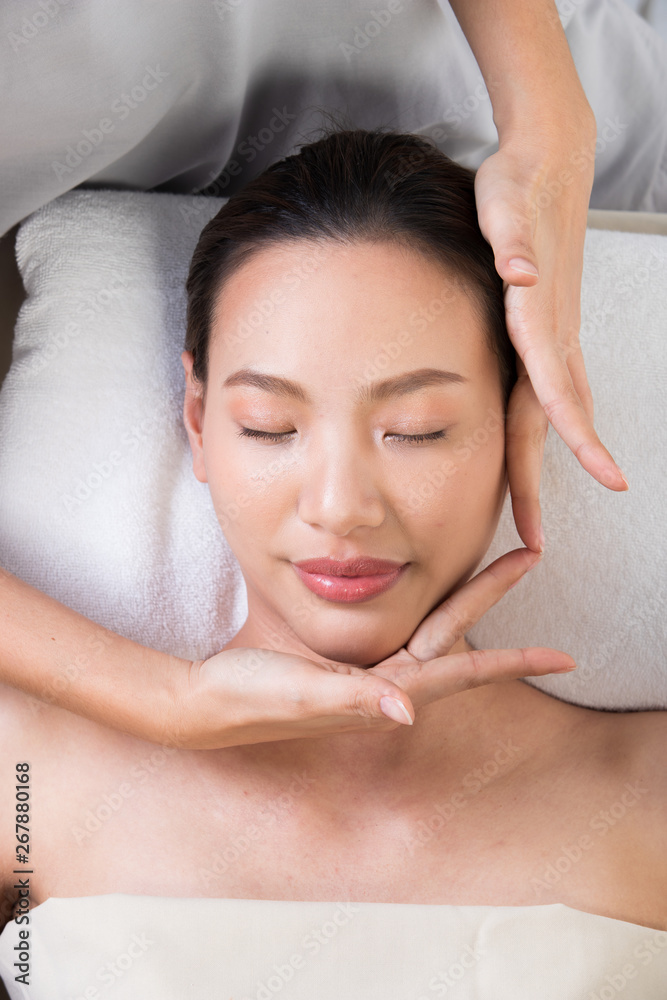 Ayurvedic Head Massage Therapy on facial forehead Master Chakra Point ...