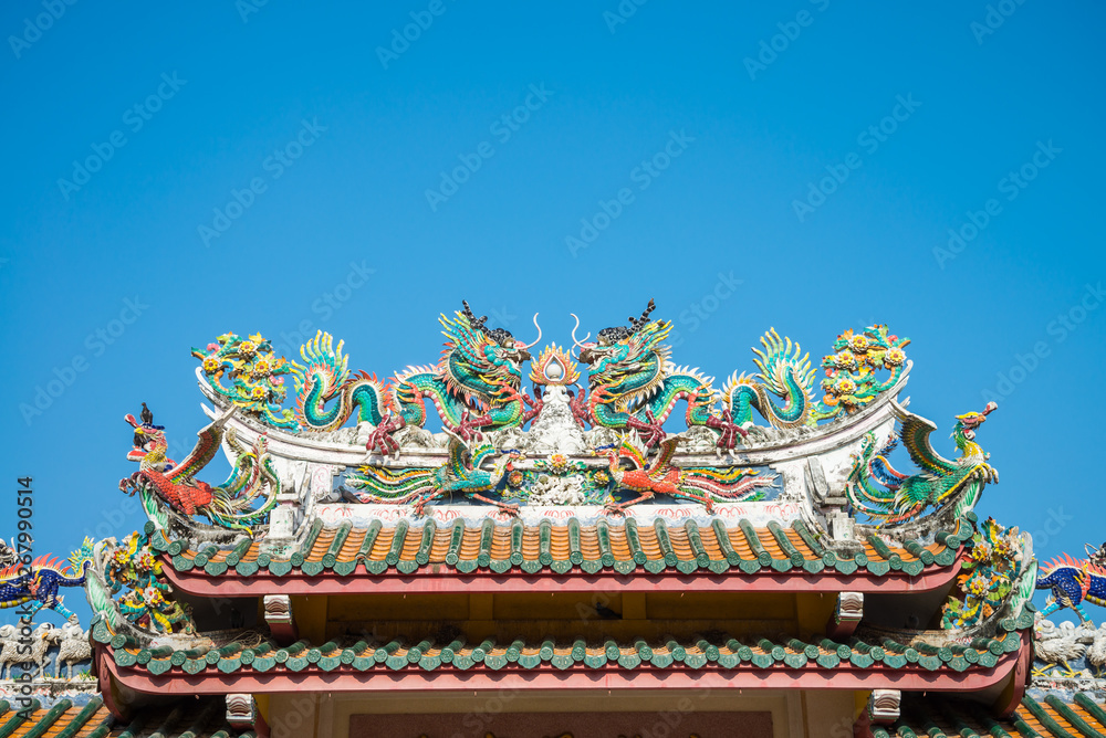 Foto Beautiful east asian dragon and bird in Chinese roof temple, Trat ...