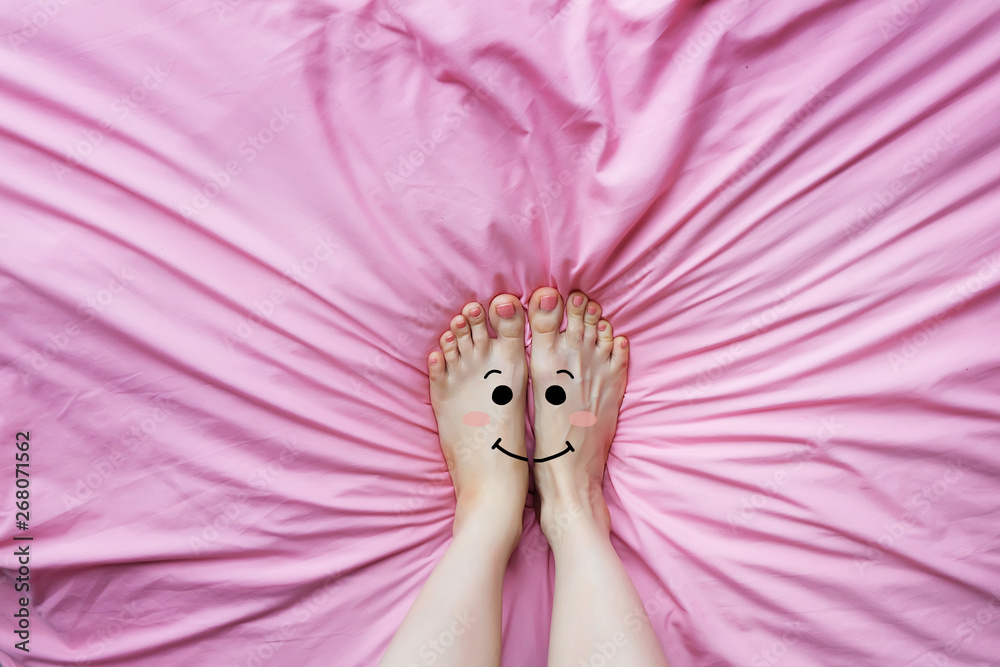 Stock-Foto „Smiley Face Emotion Barefoot. Beautiful Female Feet on Pink ...