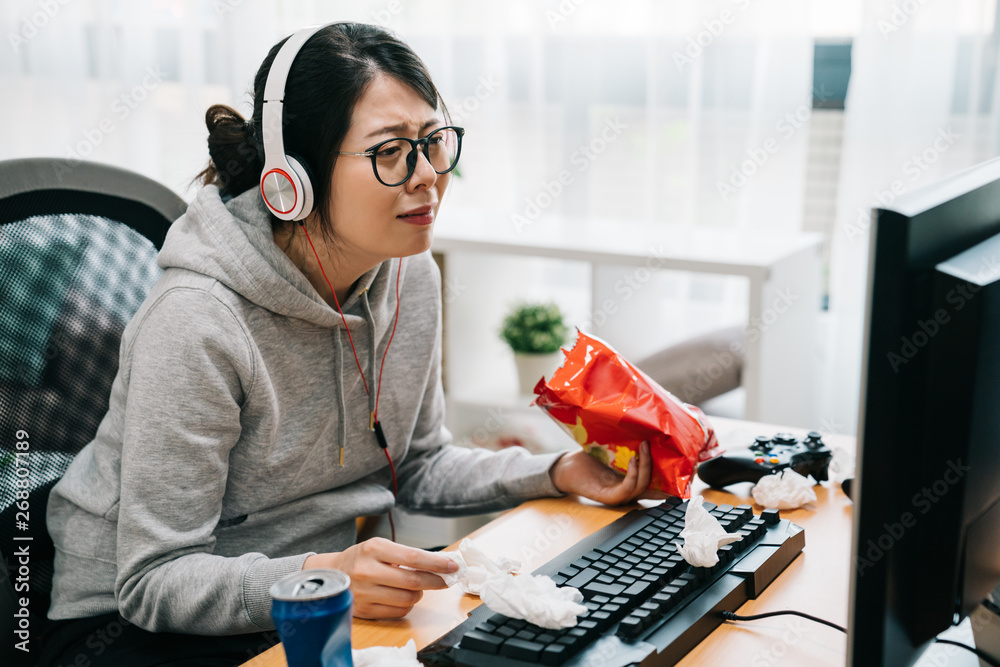 Photo Stock Upset lazy asian woman nerd crying looking at pc computer ...