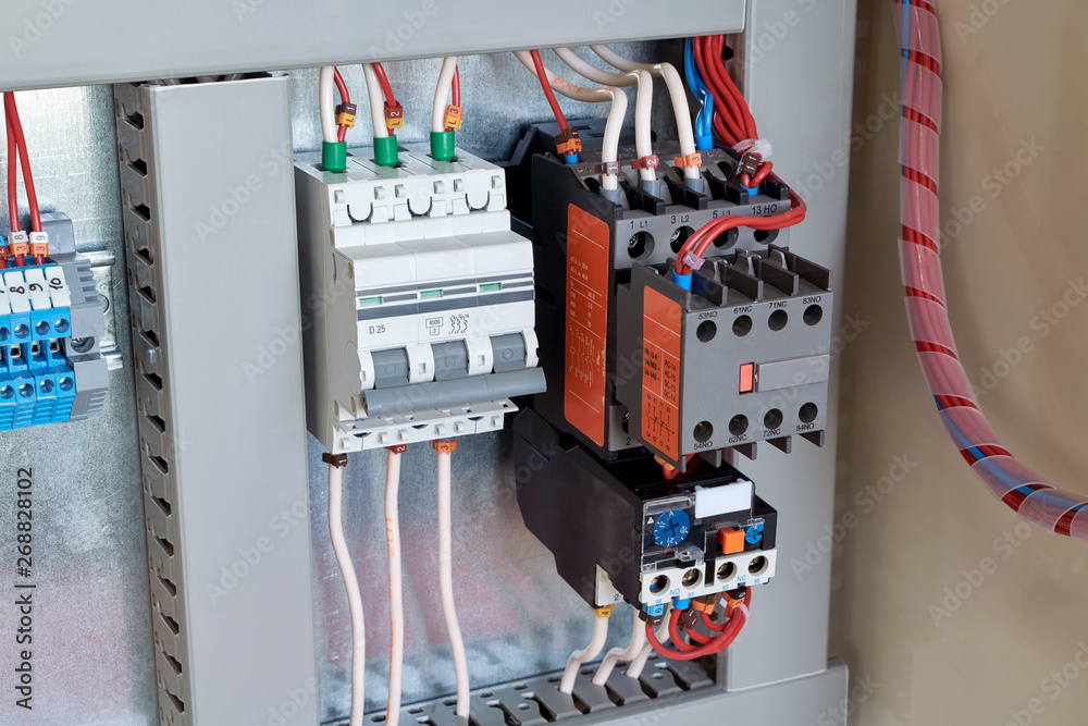 Circuit breaker, contactor or starter with additional contacts and ...