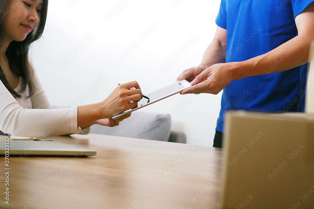 The recipient signs the receipt for the package. Fast box delivery ...