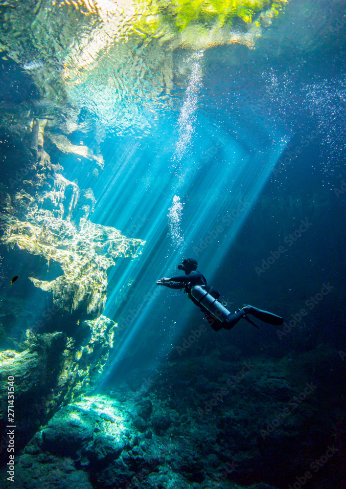 Foto de Stock Underwater Cenote el Pit Yucatan Mexico | Adobe Stock