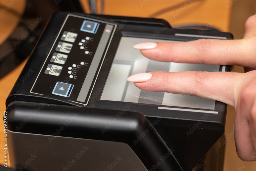 Foto The process of scanning fingerprints during the check at border ...