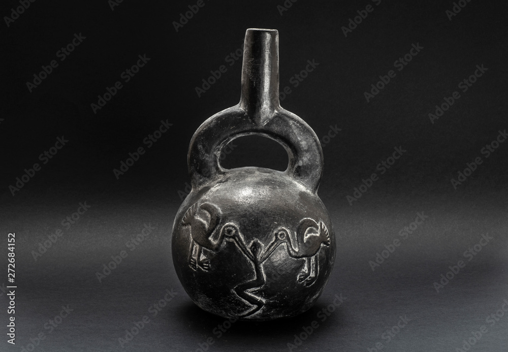 Foto de Stock Pre-columbian ceramic vessel called "Huaco" from Chimu ...