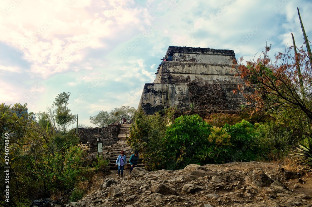 Cerro Tepozteco. Sitio arqueológico ubicado en el estado mexicano de ...