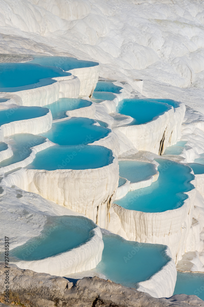 Foto Natural travertine pools and terraces in Pamukkale. Cotton castle ...
