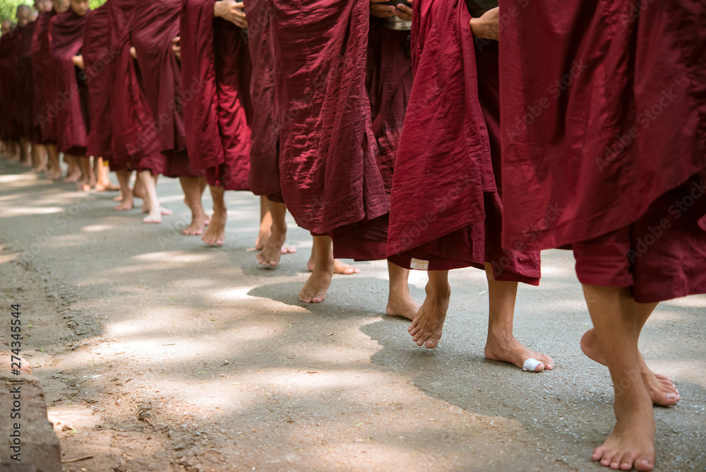Photo Stock Bare feet of buddhist monks walking, Myanmar 裸足で歩く僧侶 ミャンマー ...