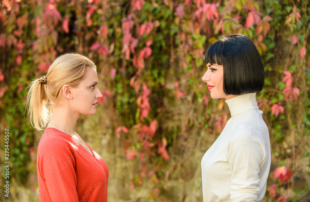 Stock-Foto „girls looking into each others eyes. female friendship ...