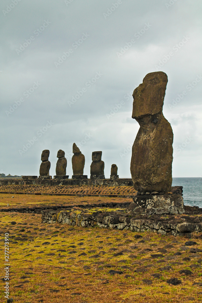 Foto de Stock Moai statues at Ahu Tahai, located in Hanga Roa, Easter ...