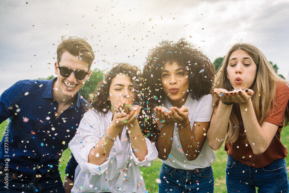 Zdjęcie bez tantiem: Group of four friends having fun at the park ...