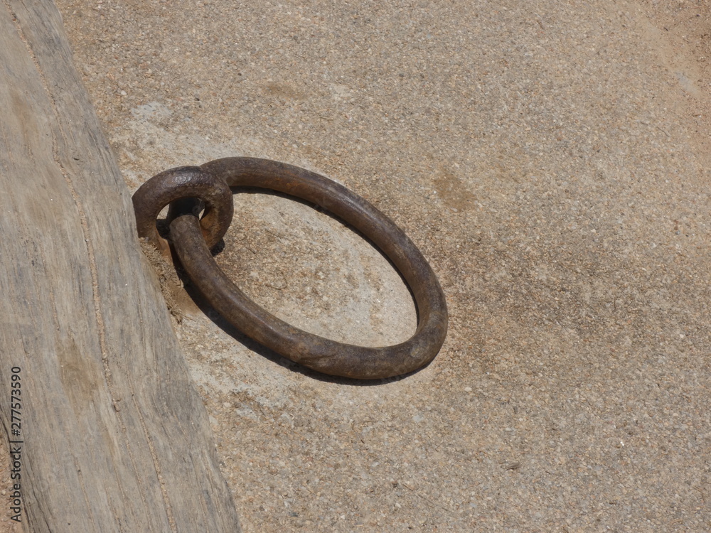 Anilla decorativa en la actualidad, tradicionalmente servía para atar ...