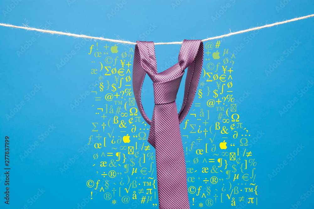 Corbata con su nudo clásico hecho, en una cuerda sujeto con pinzas ...