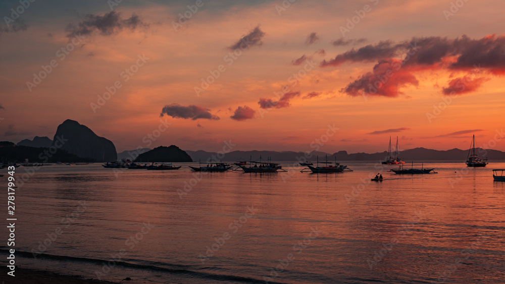 Traditional philippine boat bangka at sunset time. Beautiful sunset ...