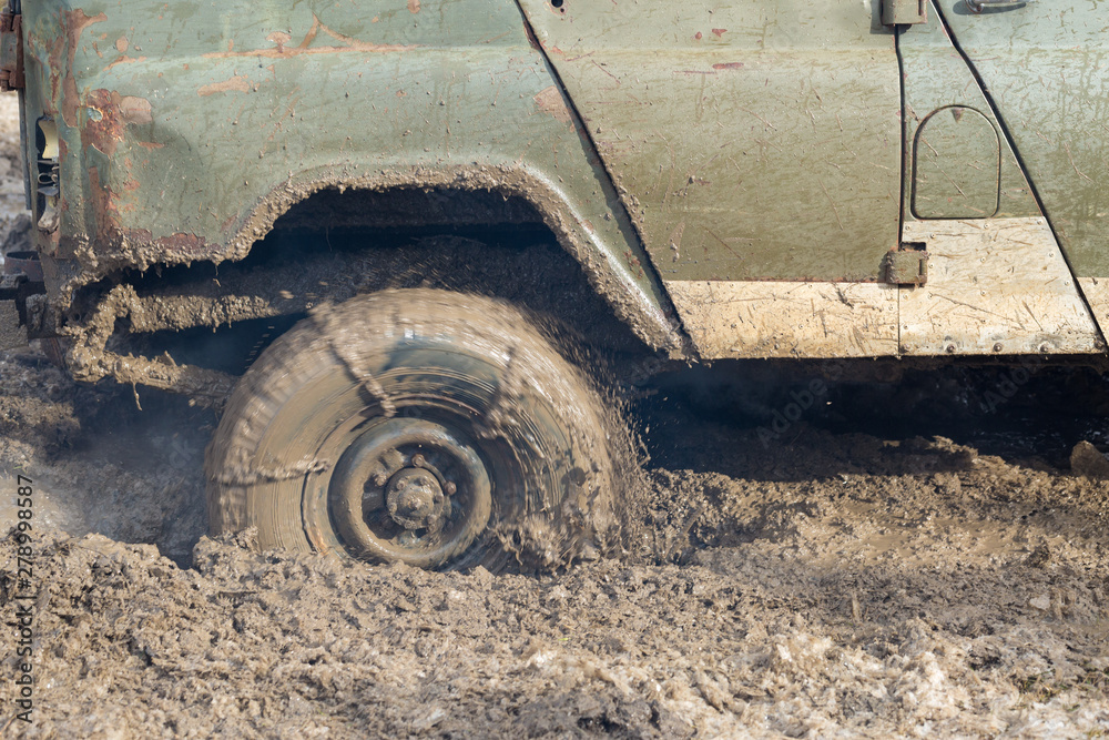 Rally on Russian SUVs in the mud in winter, Trapped all-terrain vehicle ...