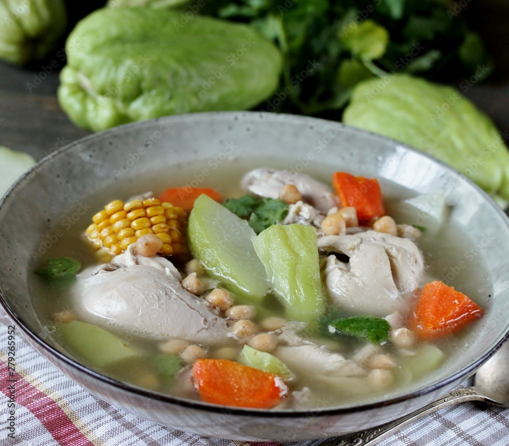 Foto de Stock soup with chayote and chicken, corn, carrots and ...