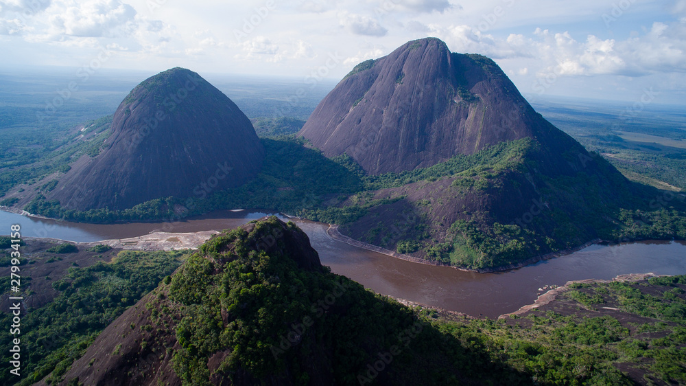 Cerros Mavicure en el Rio Inirida en Guainia-Colombia cerca a Puerto ...