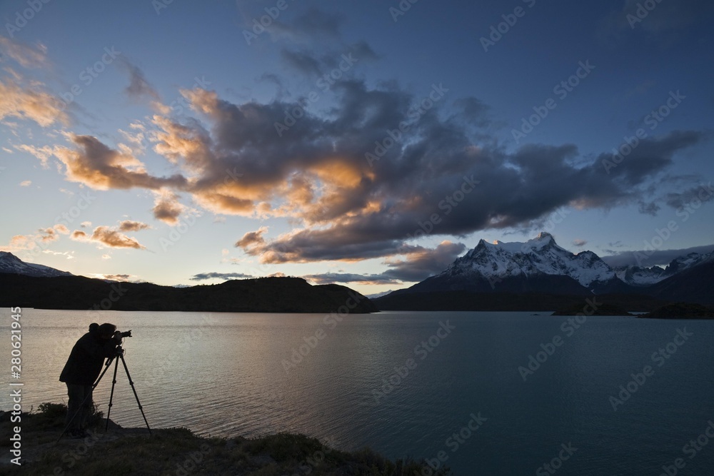 Fotografia do Stock Photographer at the Torres del Paine mountains ...