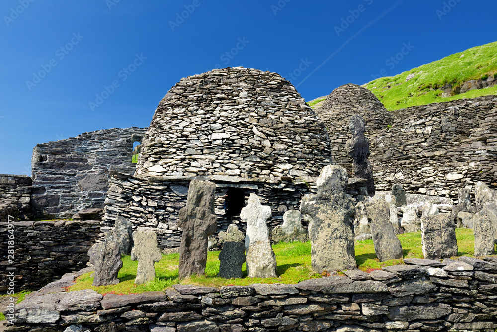 Foto de Stock Skellig Michael or Great Skellig, home to the ruined ...