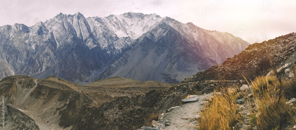 Foto de Stock Panoramic view of wilderness trekking path in Passu ...